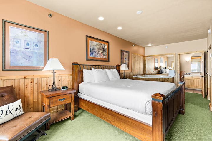 Northshore Lake Superior Views King Suite | Pools - Two Harbors, MN