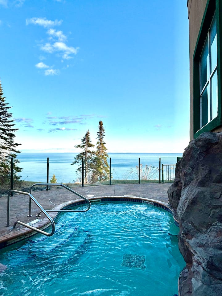 Amazing Lake Views 2 Queen Studio | Pool, Hot Tub - Two Harbors, MN