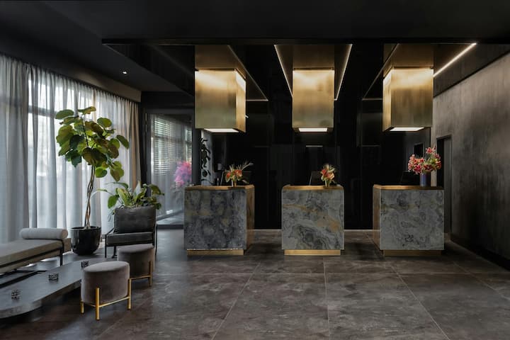 Chic Hotel In East Berlin With Great Bar - Berlin