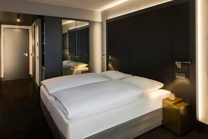 Chic Hotel In East Berlin With Great Bar - Berlín