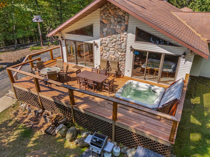 Lakefront! Hot Tub, Sauna, Game Room | Sleeps 16 - Eagle River, WI