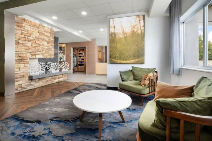 Minutes To Montage Mountain + Free Breakfast - Scranton, PA