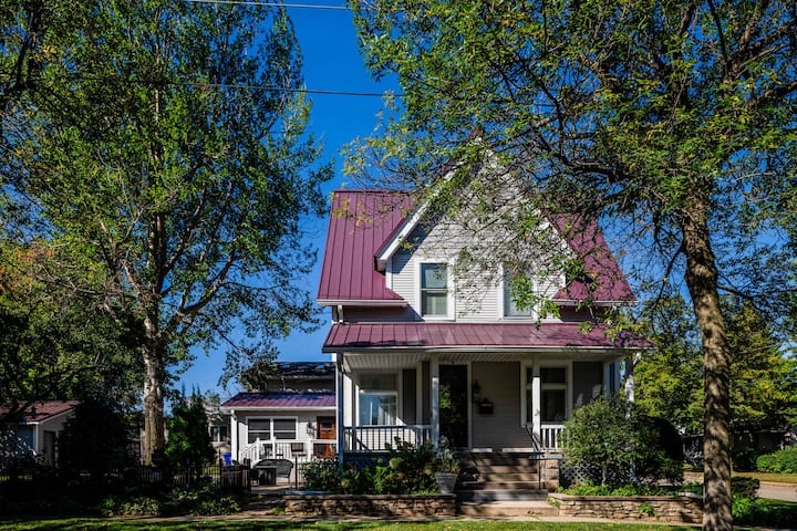 Majestic Mansion On State - Sleeps 13 - Appleton, WI