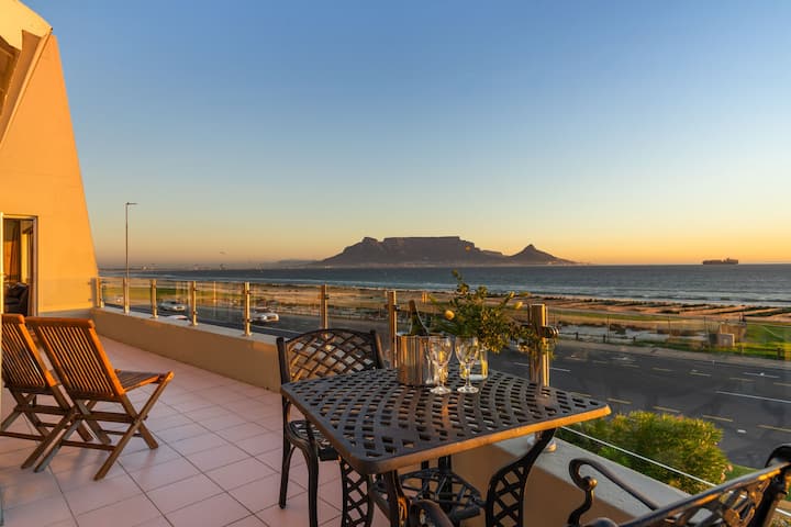 Charming Beachfront Apartment In Bloubergstrand - Parklands