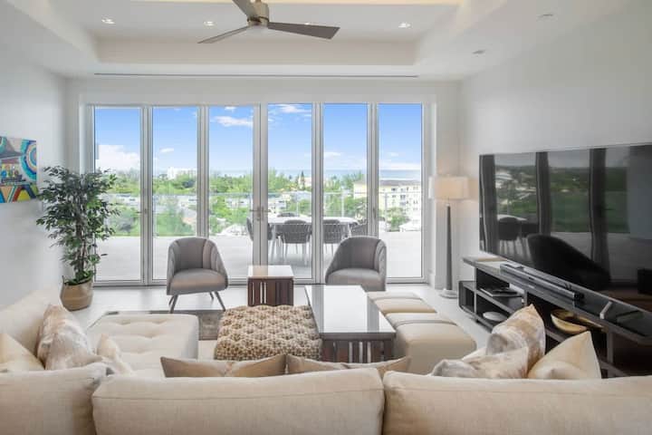 Oceanfront Penthouse And Patio At One Cable Beach - Bahamas
