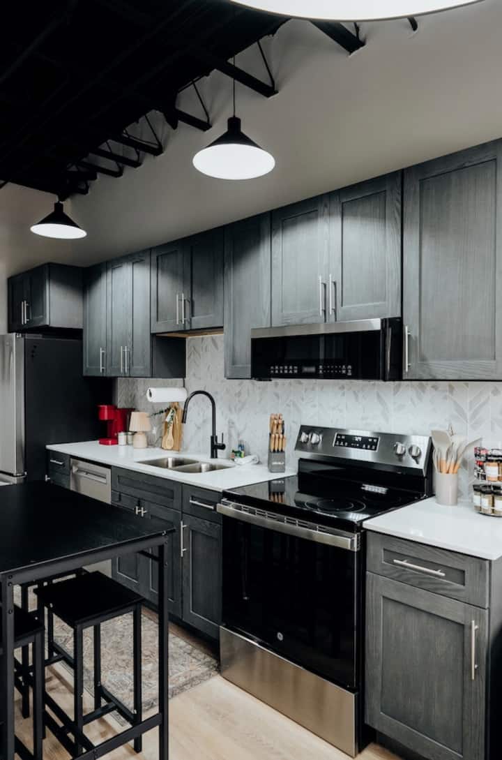 Chic 2br Capitol Escape | Wifi & Rain Showers - Montgomery, AL