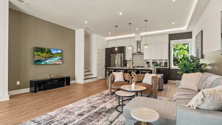 Luxury 3bd | Rooftop Deck | Sleeps 11 | Garage - Dallas, TX