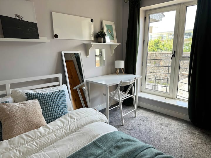 Peaceful Ensuite Room In Dublin’s Georgian Quarter - Dublin, Ireland