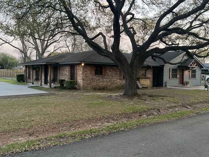 Spacious Comfort - Long Term Stays Considered. - Stagecoach, TX