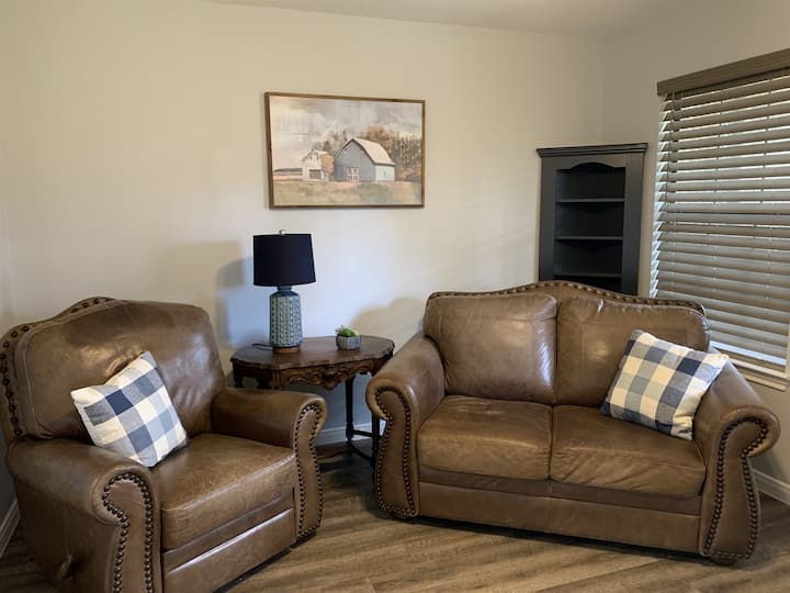 Comfort & Charm - Long Term Stays Considered. - Stagecoach, TX