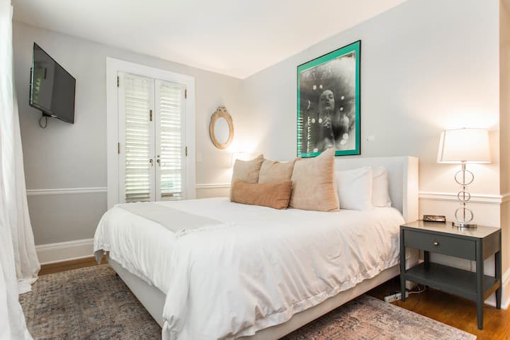 Kathryn Winstead At Southmoreland On The Plaza - Kansas City, MO