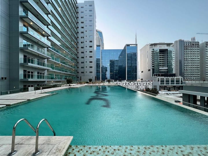 Bright Studio W/ Pool | City Views In Business Bay - Dubái