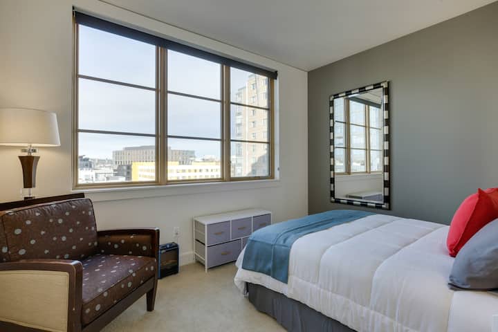 Open Plan Apt, Free Parking - University Park - Portland