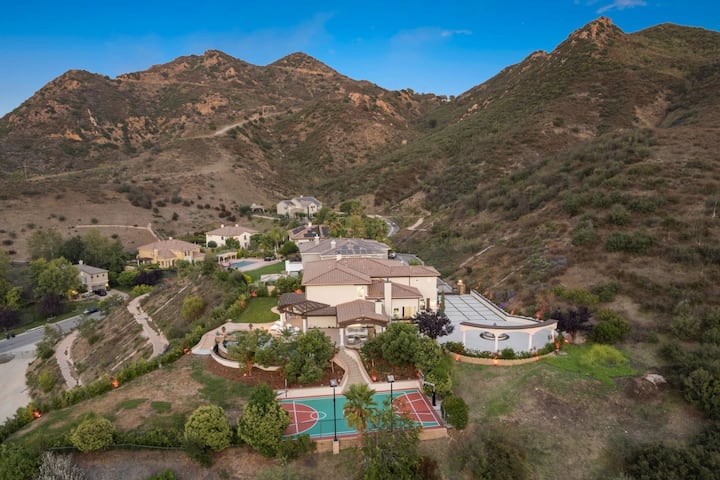 Luxury Hilltop Escape In Agoura Hills With Views - Agoura Hills, CA