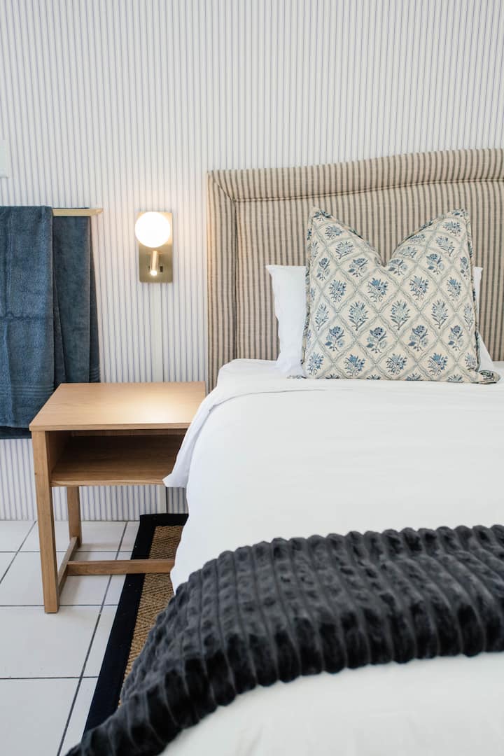 Bright & Modern King Suite •The Palms Boutique Bnb - Hilton