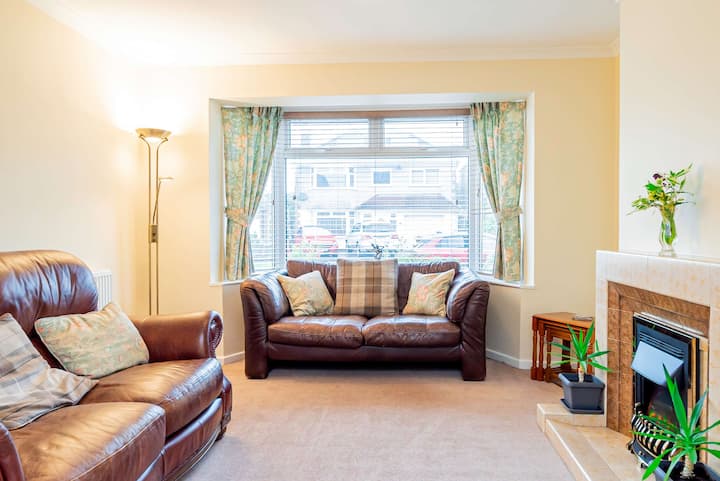 Cosy & Peaceful 2 Bed Home In Swindon With Parking - Swindon