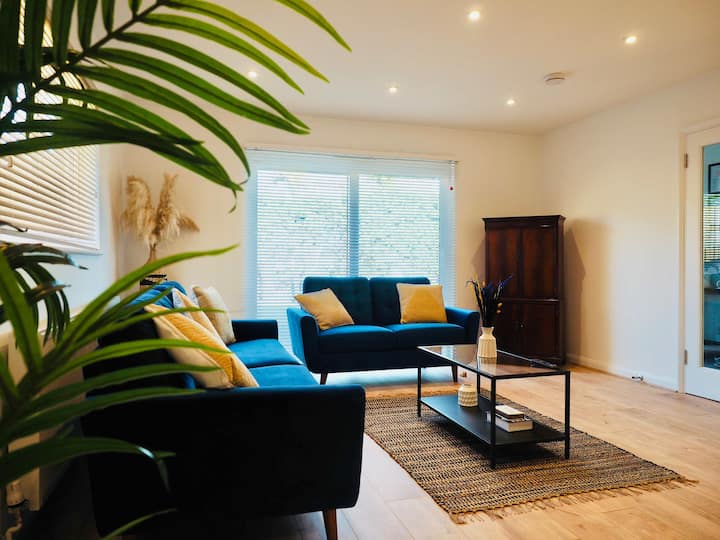 Luxury 3 Bedroom Bungalow W Parking In Farnborough - ファーンハム