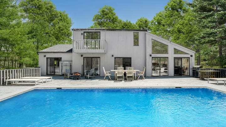 Chic East Hampton Home, Private Fenced In Pool - East Hampton, NY