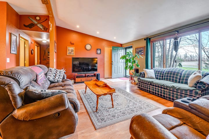 Furnished Deck W/ Forested Views: Manawa Home! - Bear Creek, WI