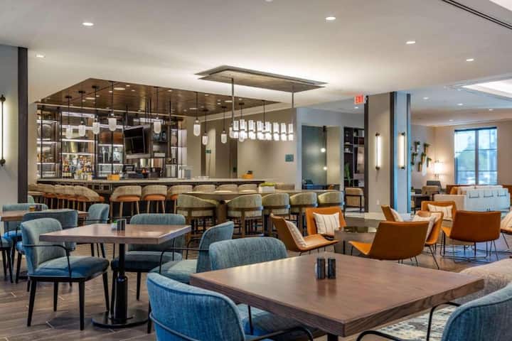 Walk To Chapel Street + Bistro & 24/7 Gym - New Haven, CT