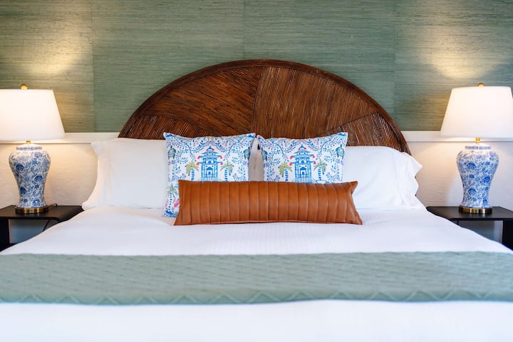 Swank Suites | King With Lux Tub - Ashland, OR