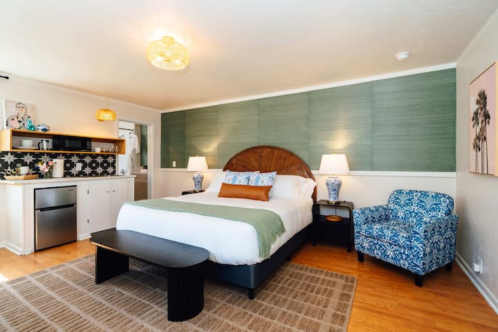 Swank Boutique Suites | King With Soaking Tub - Ashland, OR
