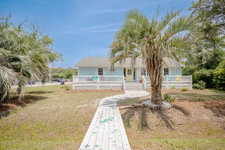 Cottage Breeze: Cozy Home Walking Distance To - Bald Head Island, NC