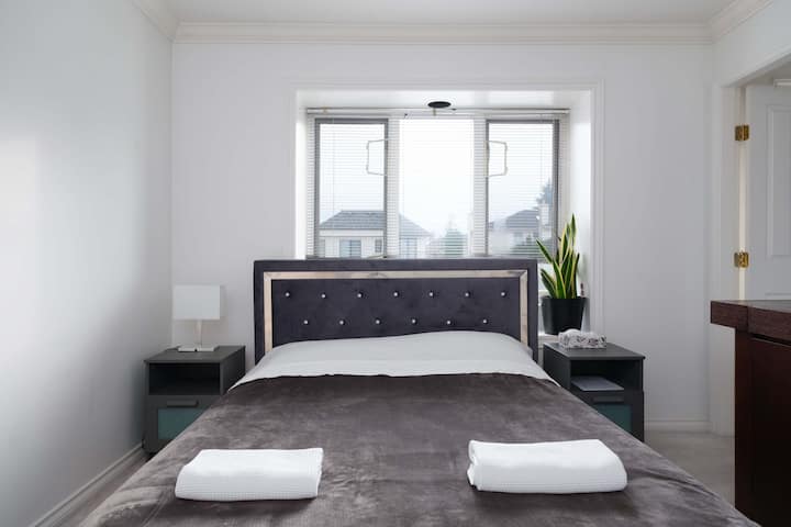 Spacious Room With Private Washroom In Homestay - Vancouver
