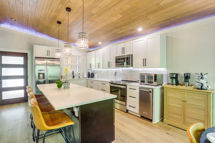 Lake Lanier Living! Retreat W/ Dock, Deck & Sauna - Gainesville, GA