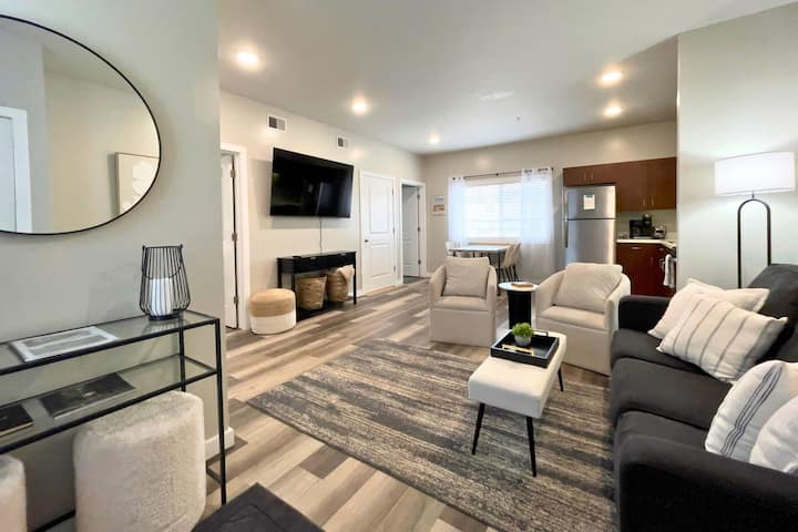 New 2 Bedroom - Delightful Condo Downtown Tc - Traverse City, MI