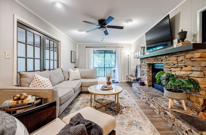 Pet Friendly Condo With Screened Deck & Fireplace - Big Canoe, GA