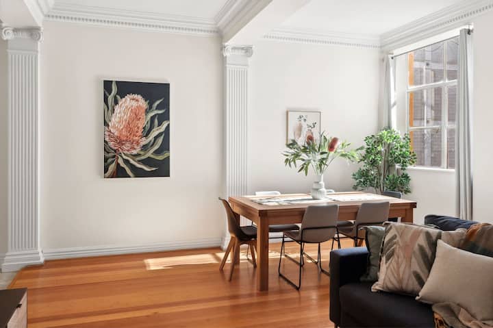 The Grecian Pillar Apartment | Malop St Heritage - Geelong