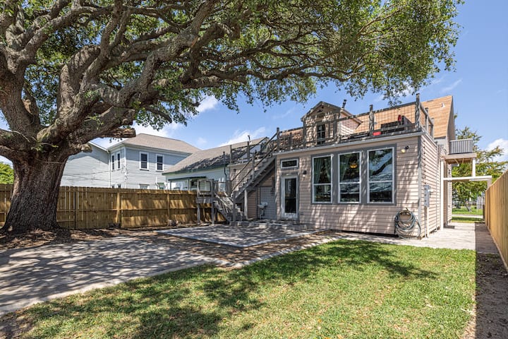 Pet Friendly, Huge Shaded Backyard, 3 Blocks From - Seawall Boulevard, TX