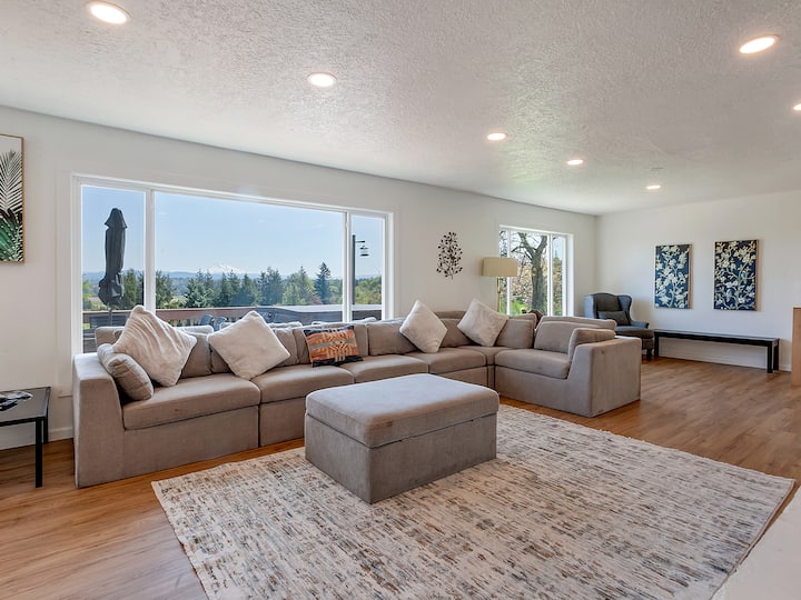 Family Estate W/ Views | Hot Tub + Guesthouse - Oregon
