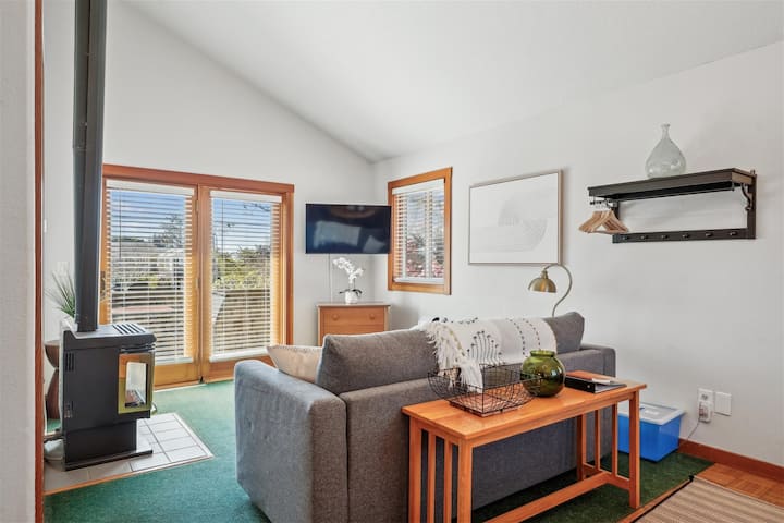 The Harrison Inn * Blue Sky Suite - New Listing! - Cannon Beach, OR