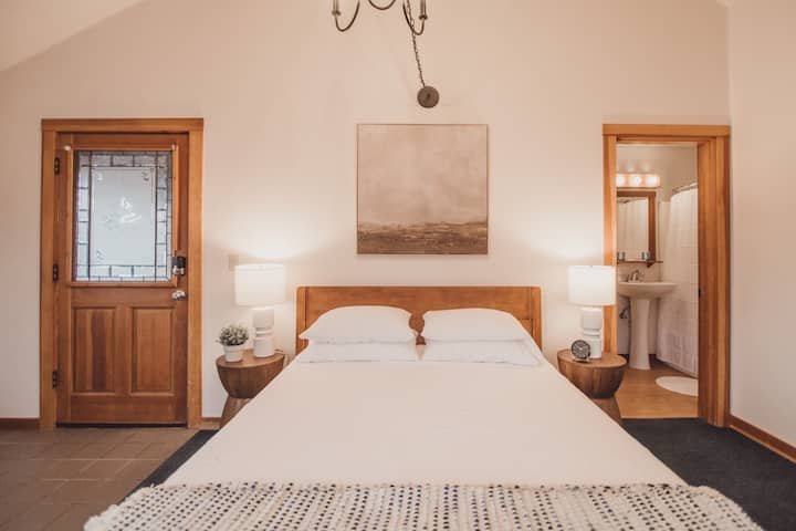 The Studio · Walk To Haystack Rock & Beach - Cannon Beach, OR