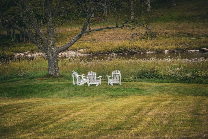 Boutique Vermont Inn On The Ottauquechee River - Woodstock, VT