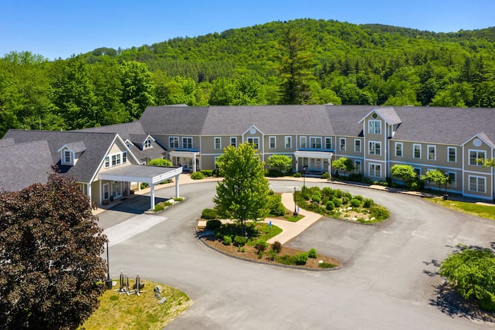 Mountain & River Views + Breakfast. Pool. Kitchen. - Woodstock, VT