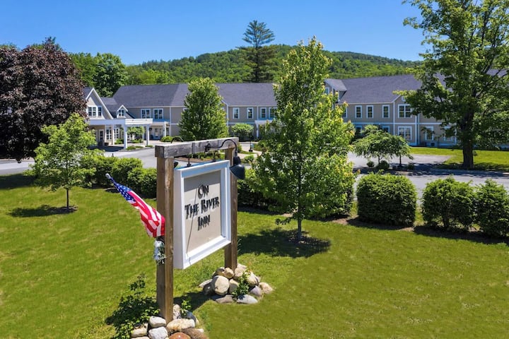 Steps To Ottauquechee River + Breakfast & Kitchen - Woodstock, VT