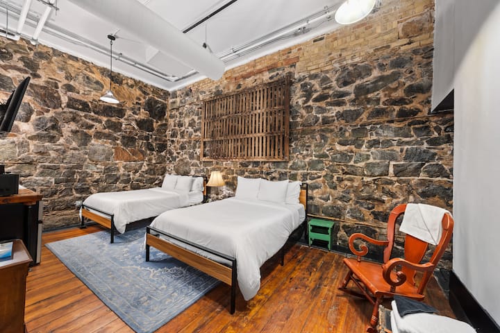 European Hostel 4 Shared Bathroom & No Windows - ダルース, MN