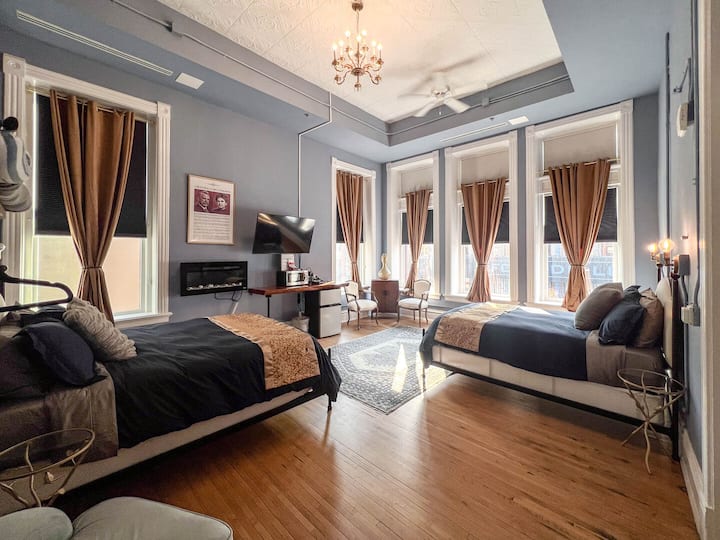 Oliver Inn | Suite 16 | Chester & Clara Congdon - Duluth, MN