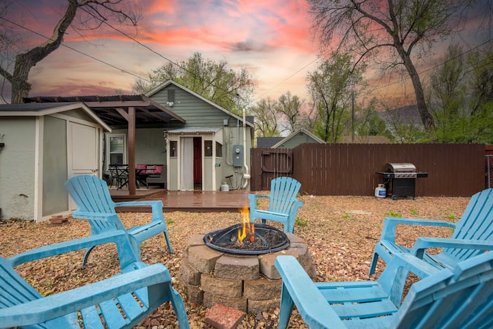 Peakstone Nest! Pet-friendly & Fire Pit, Workspace - Manitou Springs, CO