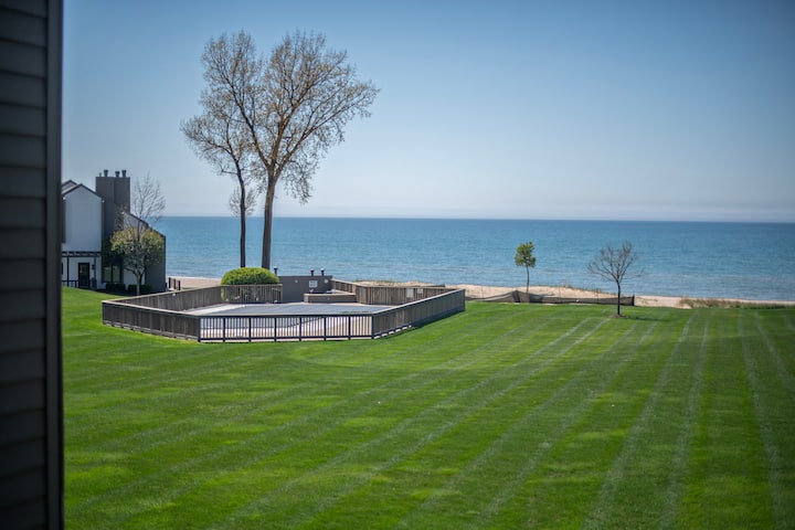 Private Beach, Swimming Pool, Tennis Courts & More - South Haven, MI