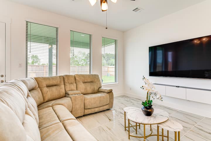 Patio & Pool Access: Family Home In Tomball - Stagecoach, TX