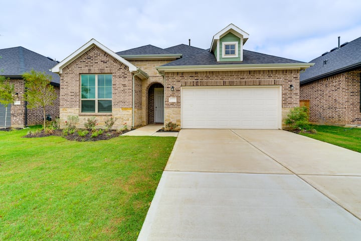 Patio & Pool Access: Family Home In Tomball - Stagecoach, TX