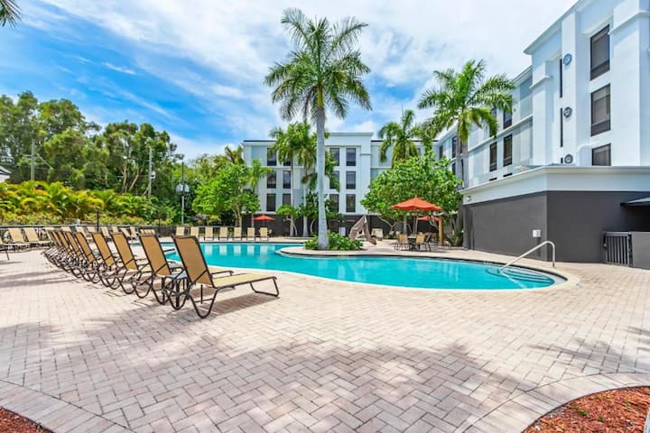 Near Clearwater Beach | Free Parking + Heated Pool - St. Petersburg, FL