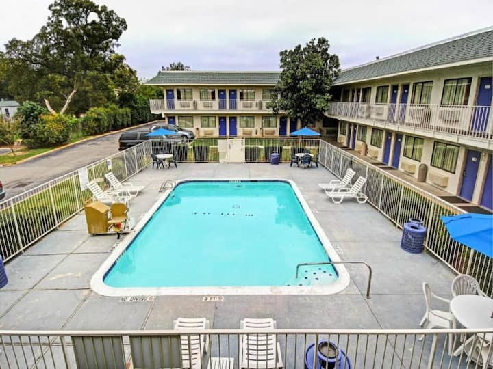 Ms6 San Marcos | 1 Lit Queen - San Marcos, TX