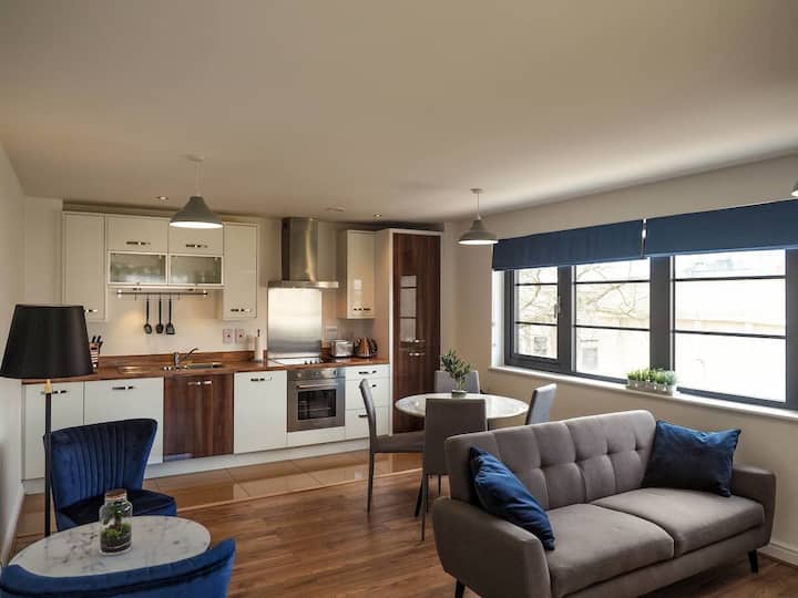 Modern 2 Bedroom Apartment In Central Farnborough - 판햄