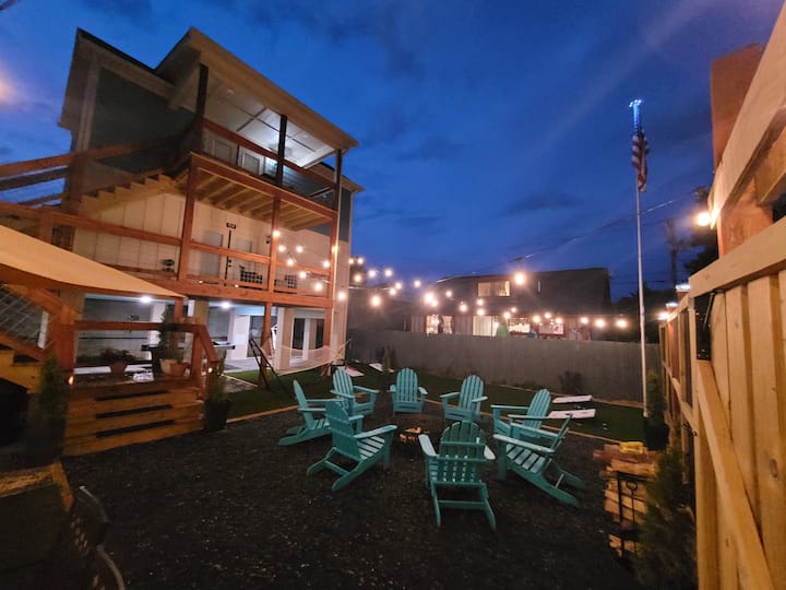 Skyloft 4 | Downtown Loft With Courtyard & Firepit - Bryson City, NC