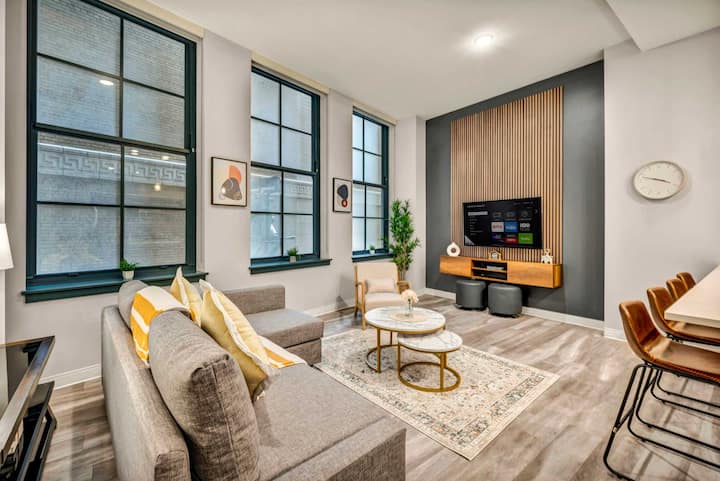 Luxe Flat W/ Heated Pool & Sauna • Gym•heart Of Dt - Cleveland, OH